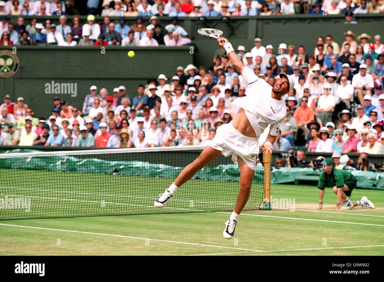 Wimbledon backhand volley hi-res stock photography and images - Alamy