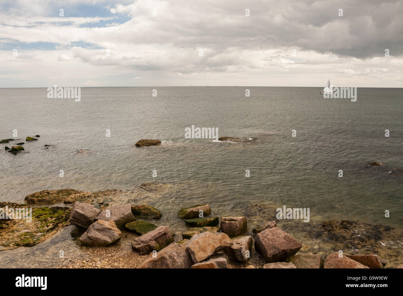 Boat heading to shore hi-res stock photography and images - Alamy