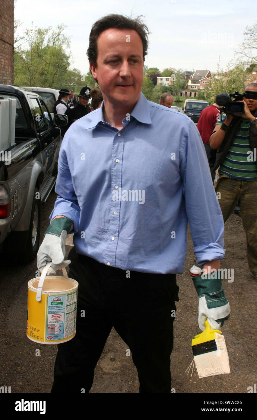 David cameron paints over graffiti covered wall in diss hi-res stock ...