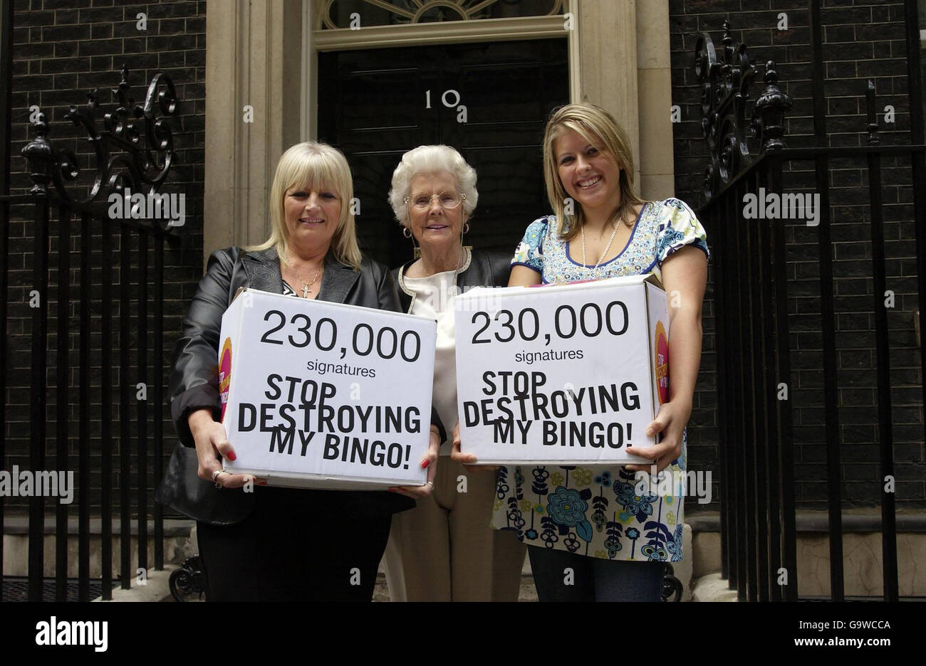 Three generations same bingo playing family hi-res stock photography ...