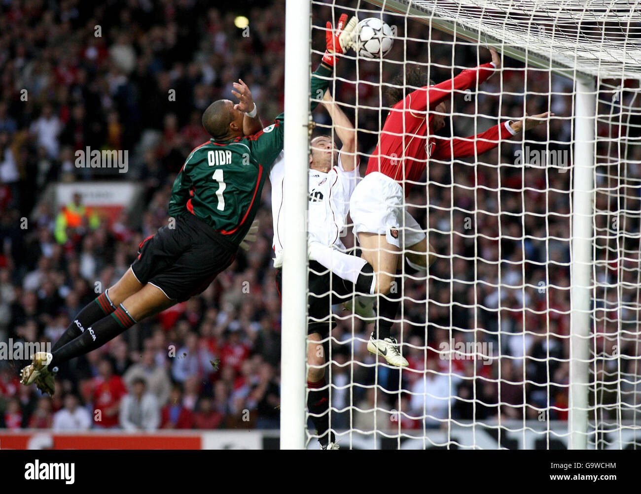 AC Milan goalkeeper Dida fails to stop Manchester United's Cristiano ...