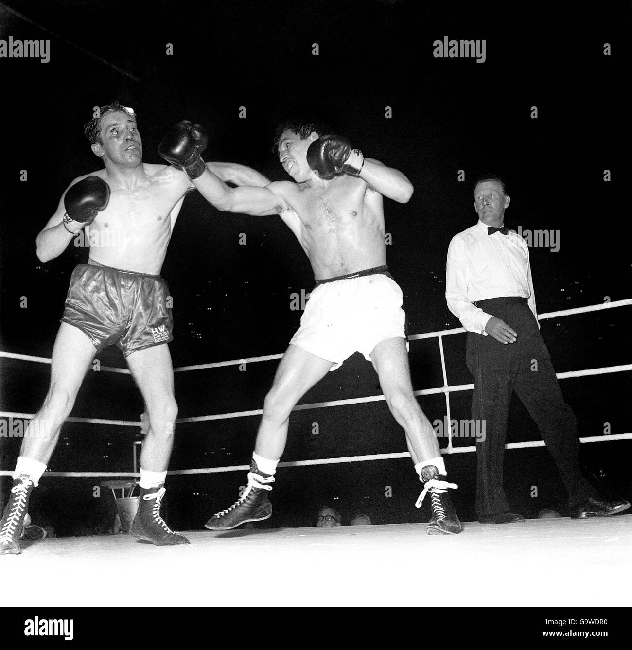 Boxing - WBC & WBA World Featherweight Title Bout - Vicente Saldivar v ...