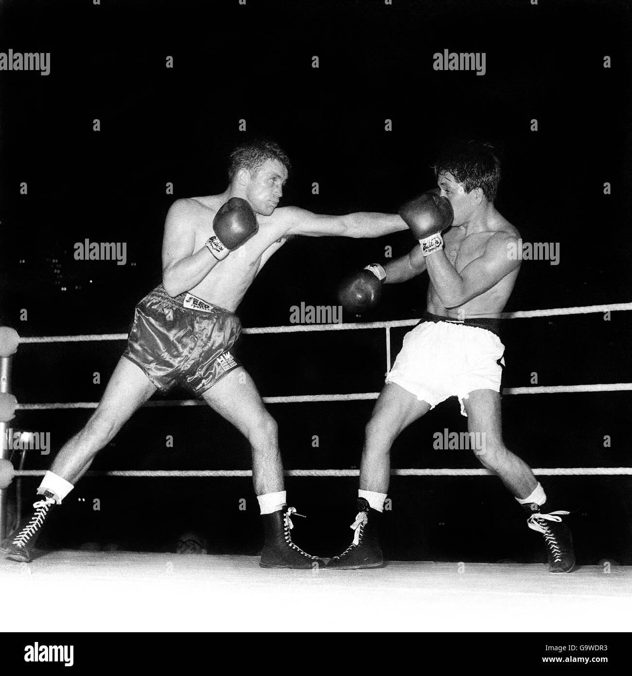 Boxing - WBC & WBA World Featherweight Title Bout - Vicente Saldivar v ...