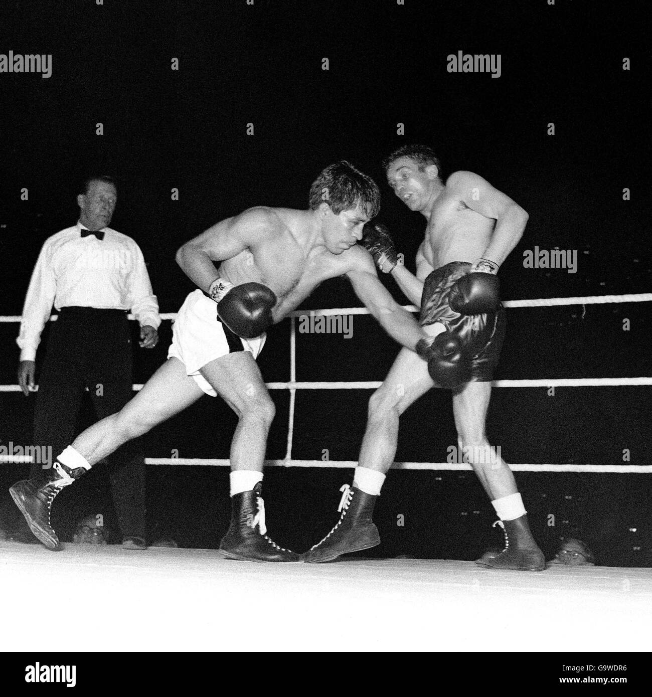 Boxing - WBC & WBA World Featherweight Title Bout - Vicente Saldivar v ...