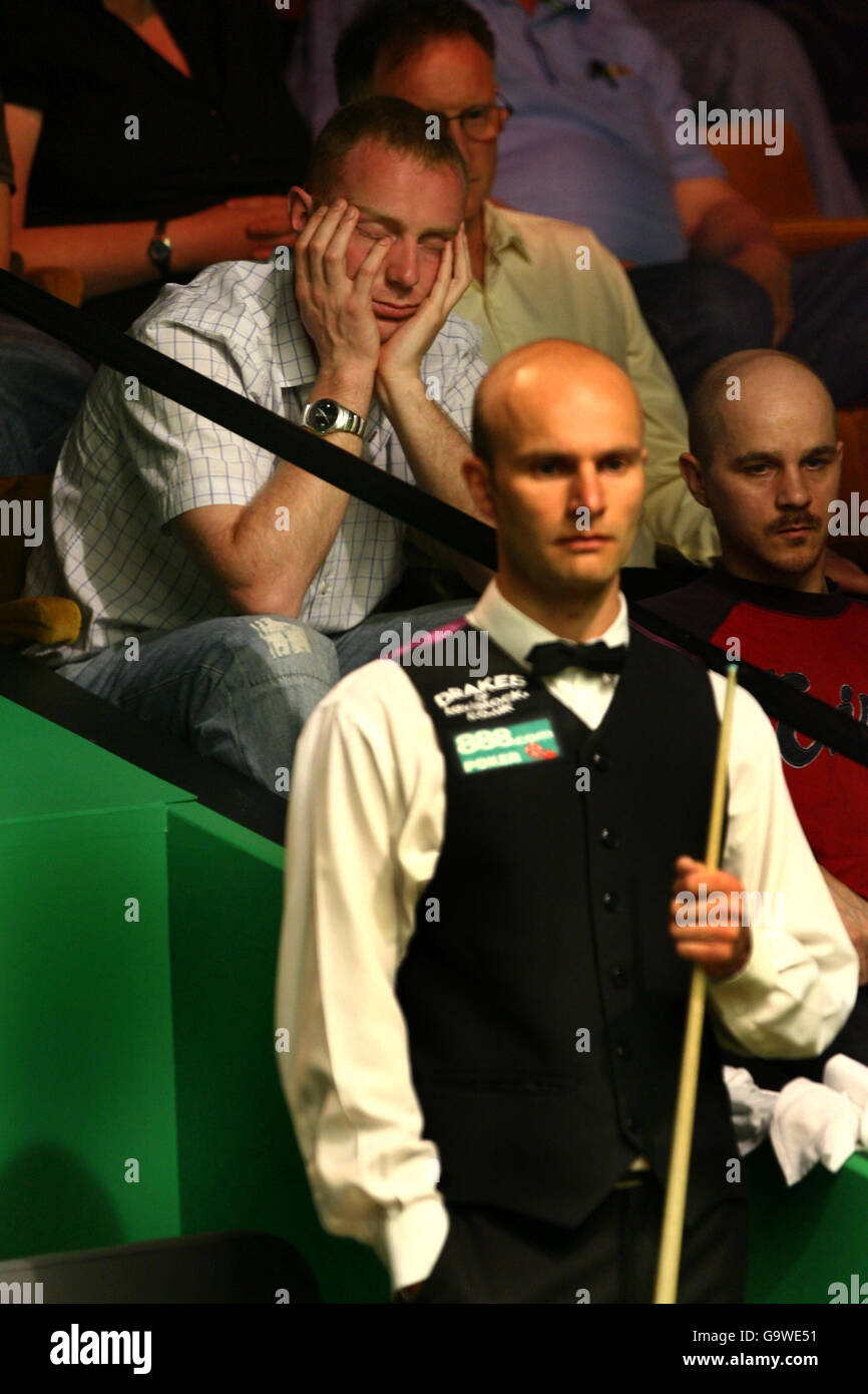 Crucible snooker crowd hi-res stock photography and images - Alamy