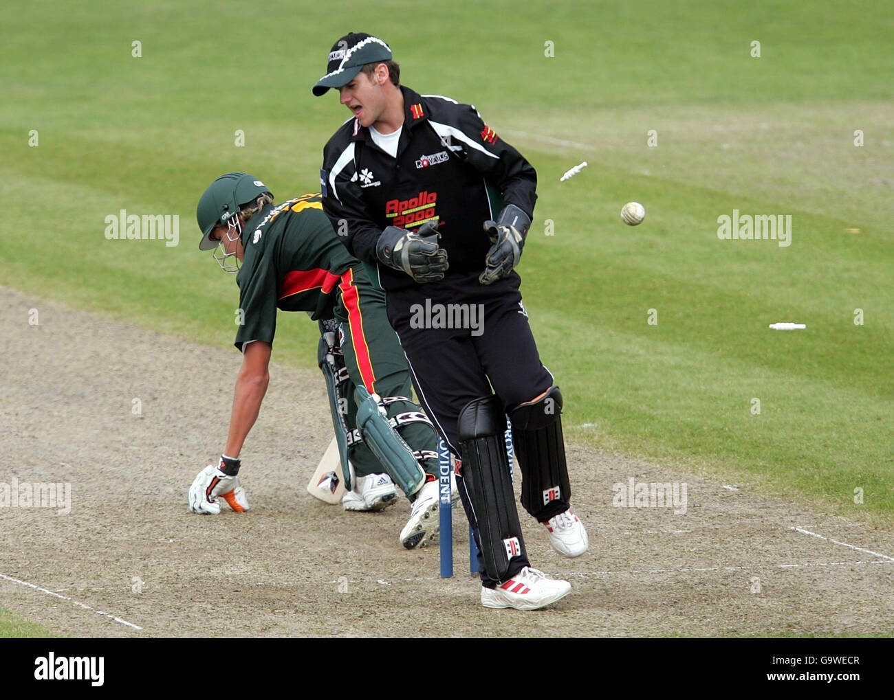 Worcestershire wicketkeeper Steven Davies spins round as Leicestershire ...