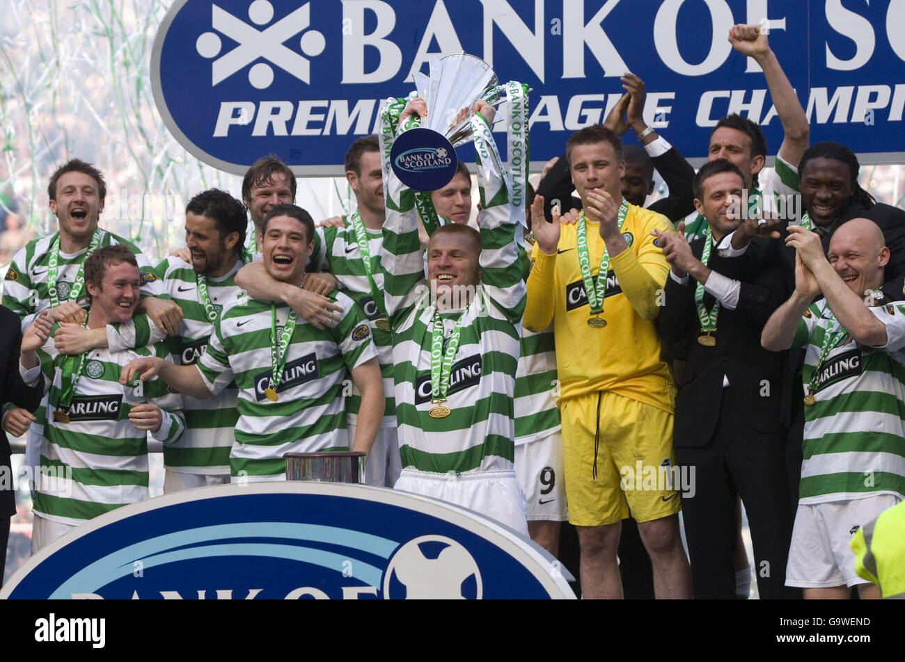 Celtic players celebrate as captain Neil Lennon lifts the Bank of ...