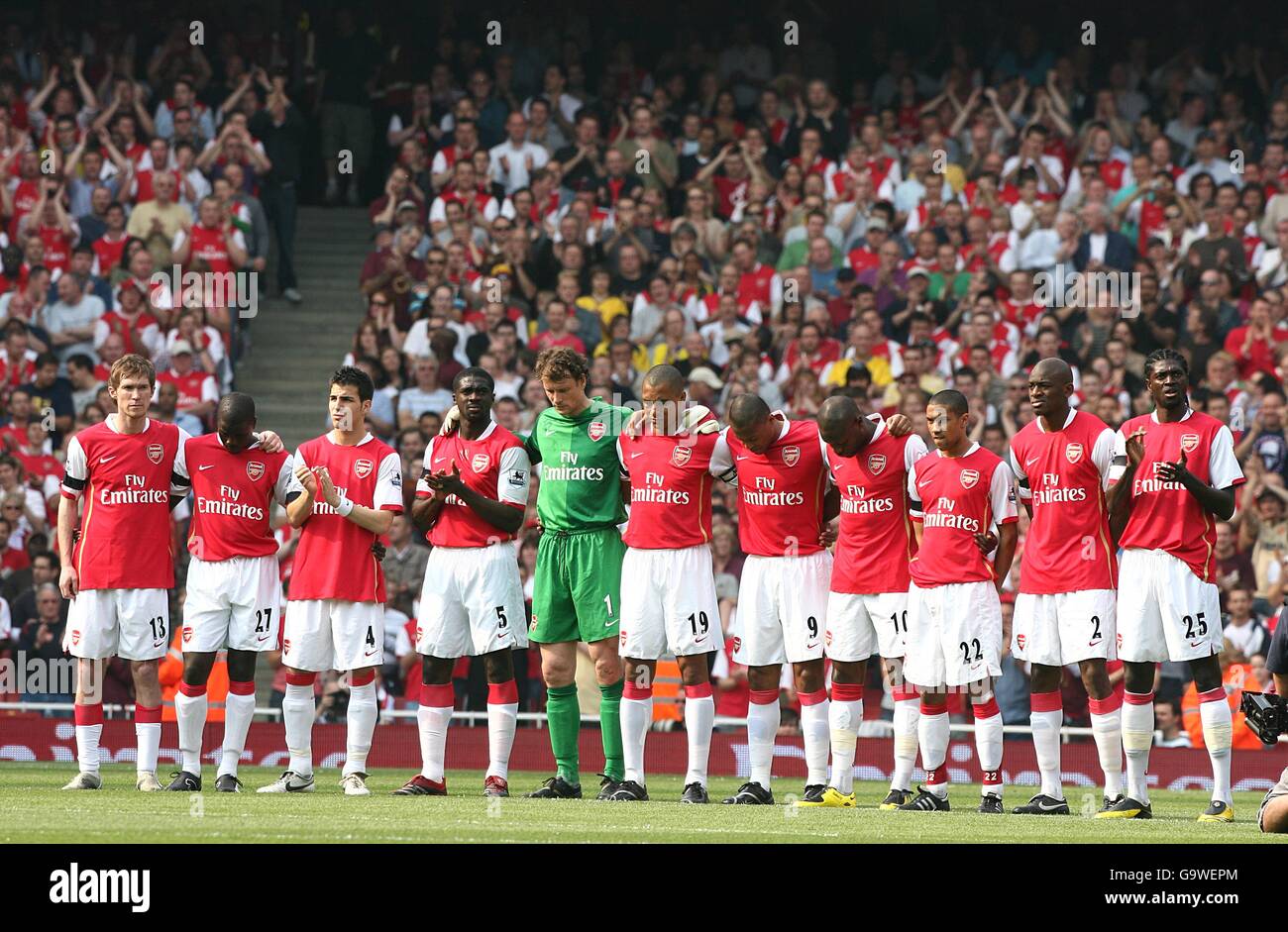 Clapping full length football hi-res stock photography and images - Alamy