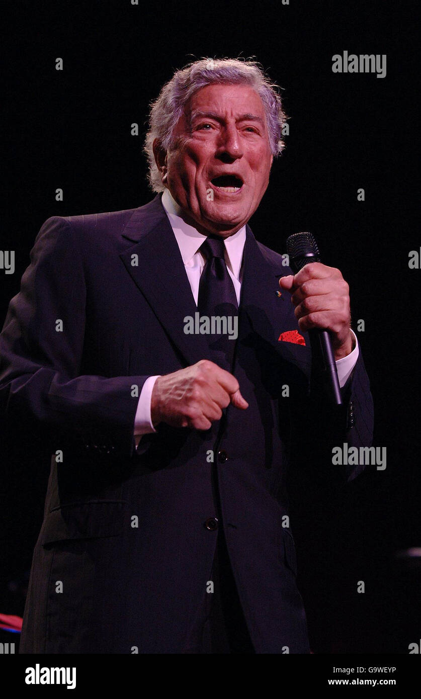 Tony bennett hi-res stock photography and images - Alamy