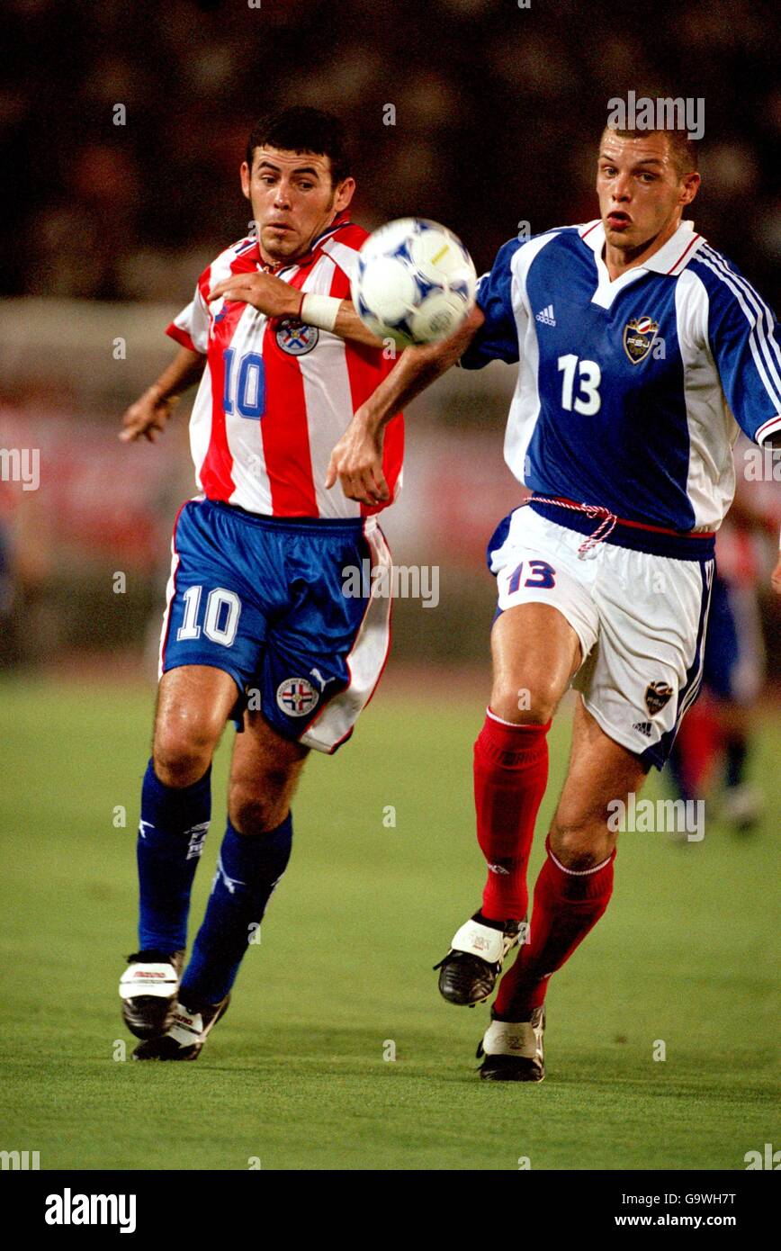 (L-R) Paraguay's Virgilio Ferreira and Yugoslavia's Dusan Petkovic in a race for the ball Stock ...