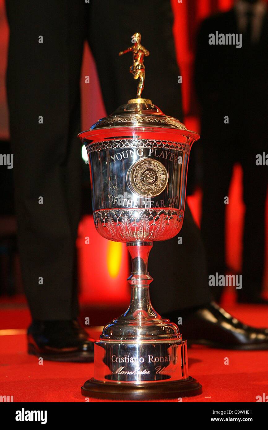 Manchester United's Cristiano Ronaldo wins the PFA Young Player of the ...
