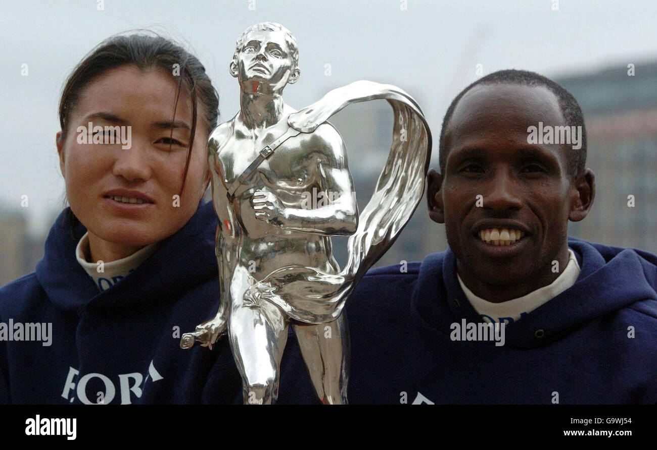 Martin lel zhou chunxiu pose trophy photo call tower hotel hi-res stock ...