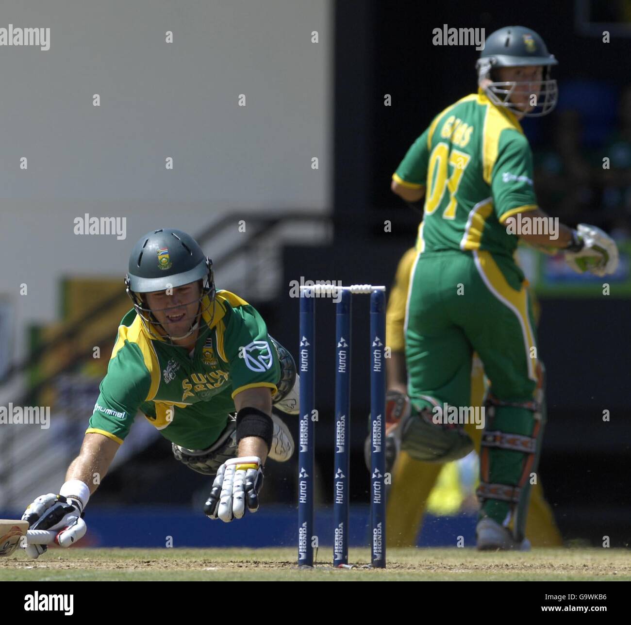 South africas de villiers dives to avoid a run out hi-res stock ...