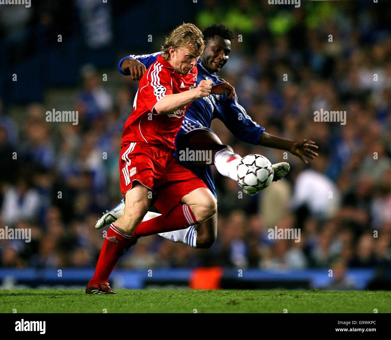 Chelsea's John Mikel challenges Liverpool's Dirk Kuyt Stock Photo - Alamy