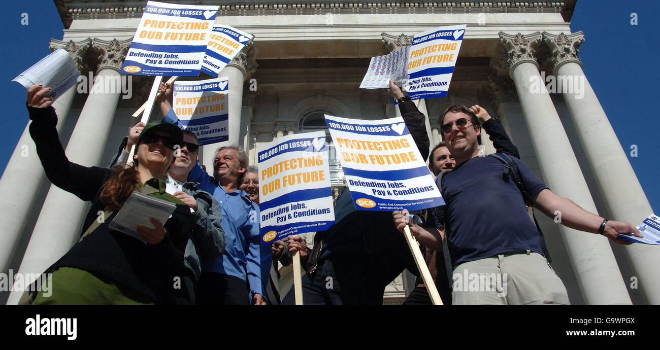 Tate Britain staff and Public and Commercial Services Union members ...