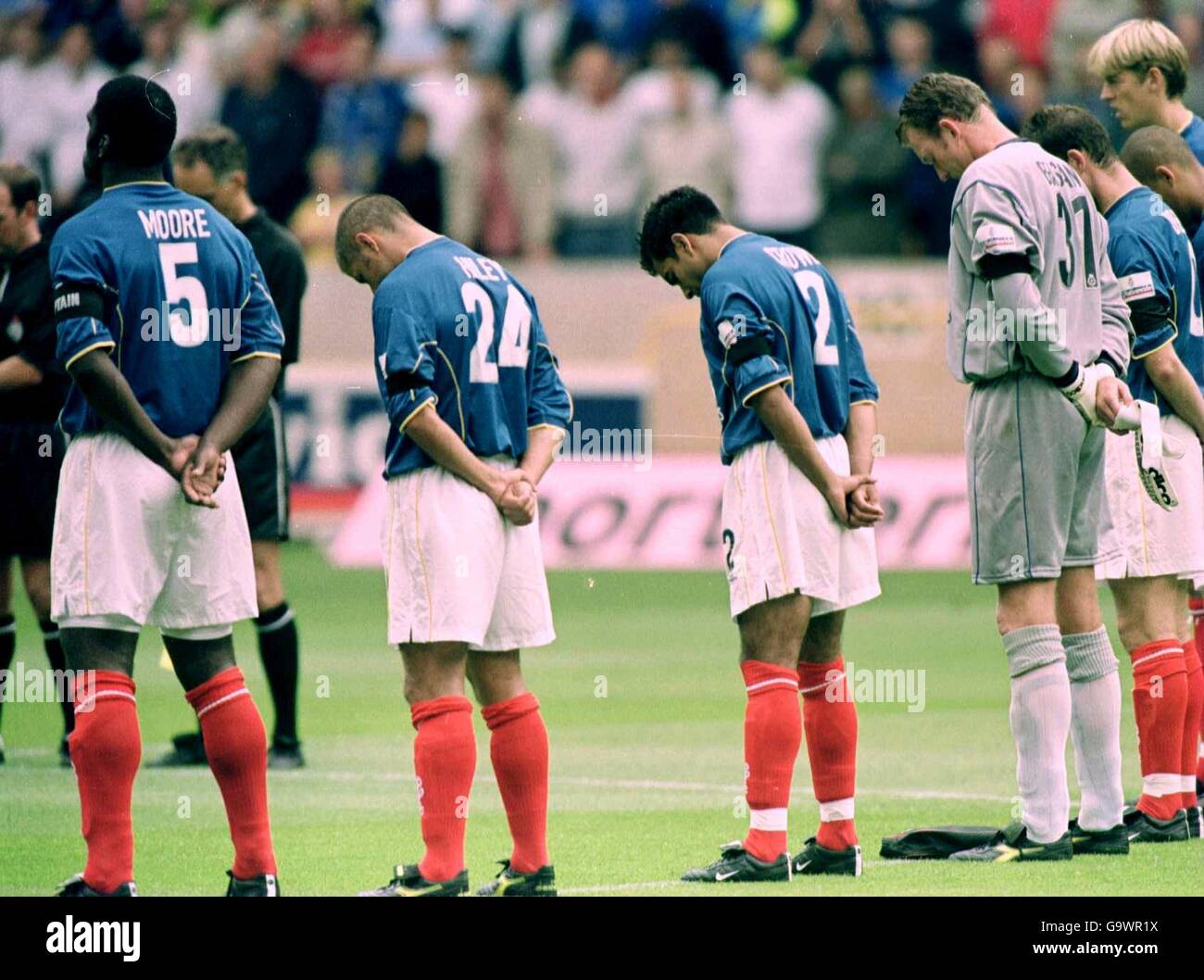 Portsmouth players pay respect to Aaron Flahavan, their goalkeeper who ...