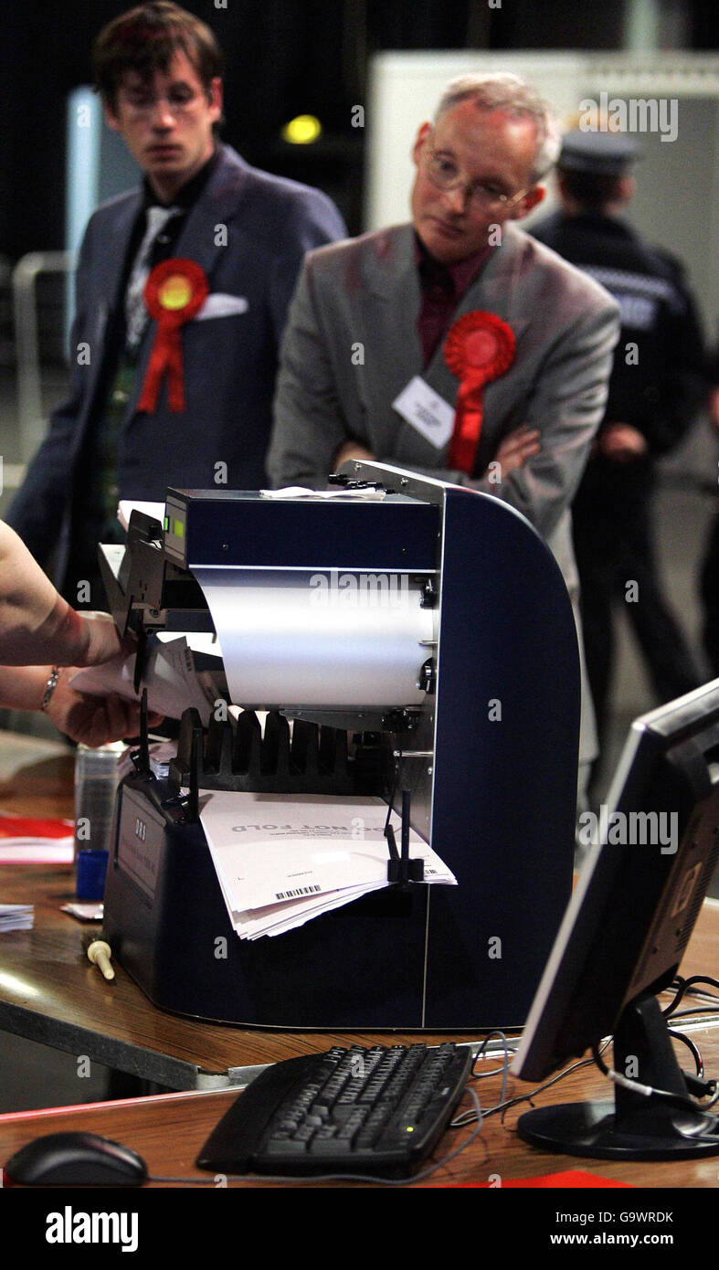Ballot papers fed into automatic counting machine aberdeen exhibition ...