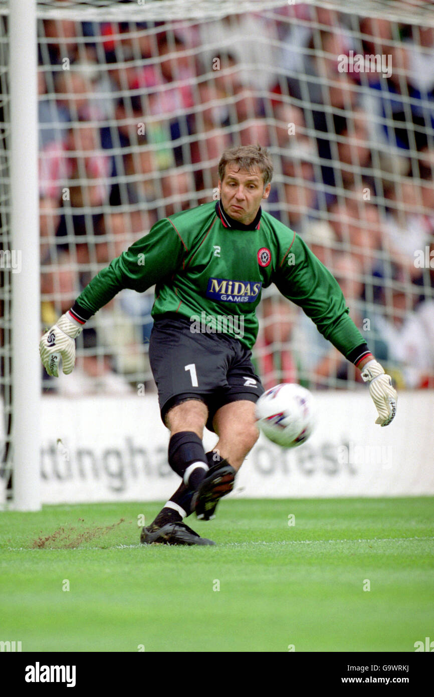 Sheffield United goalkeeper Simon tracey kicks the ball upfield Stock ...
