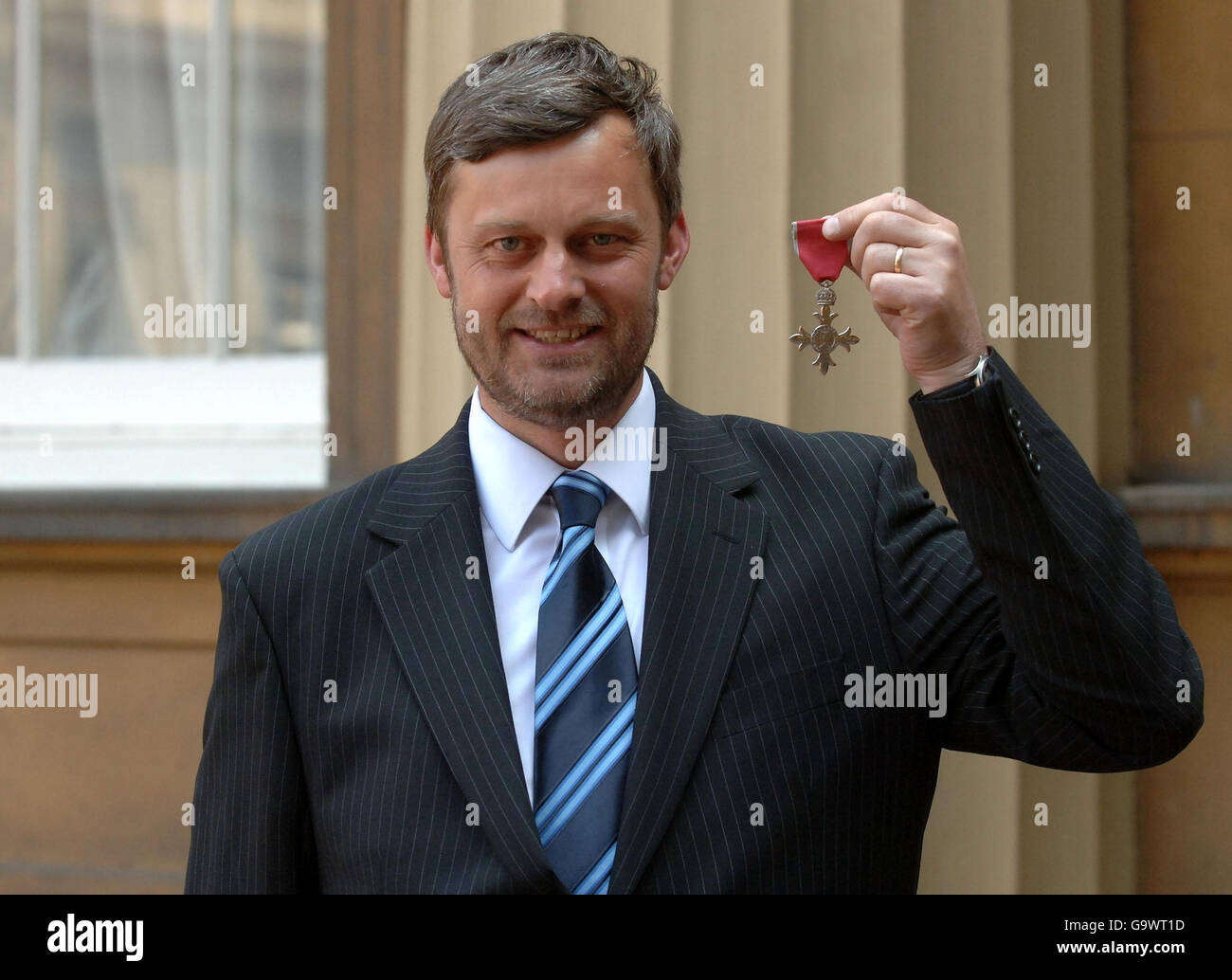 Poses with her mbe at buckingham palace hi-res stock photography and ...