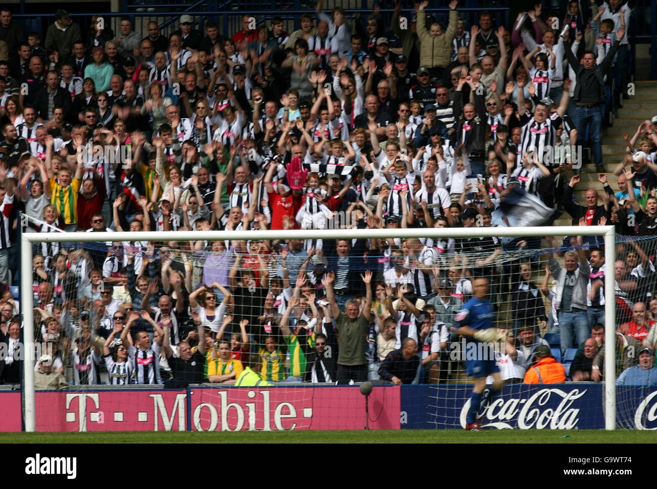 Mexican wave soccer hi-res stock photography and images - Alamy