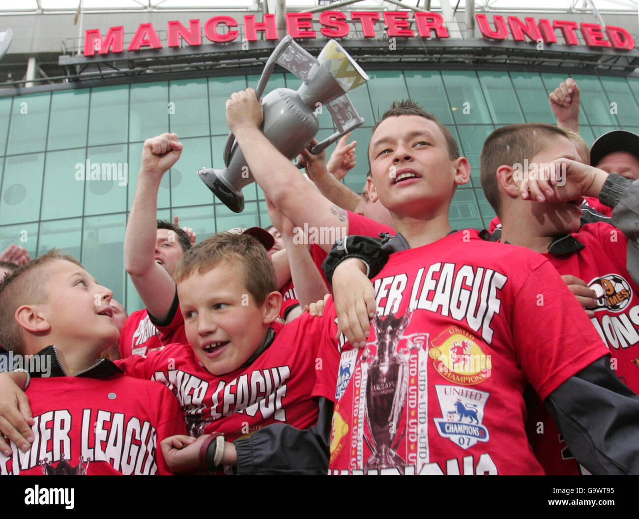 Manchester united football fans celebrating hi-res stock photography ...