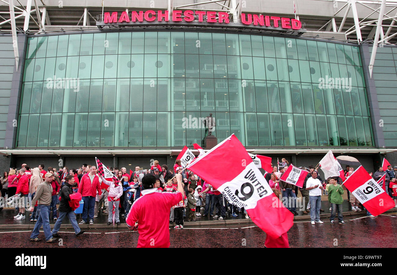 Manchester united football fans celebrating hi-res stock photography ...