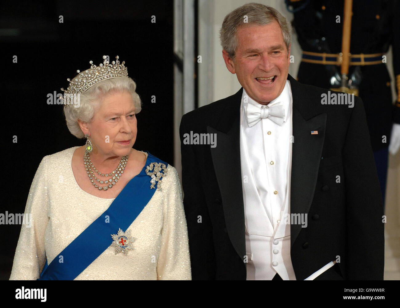 Britains queen elizabeth ii arrives state dinner by president usa hi ...