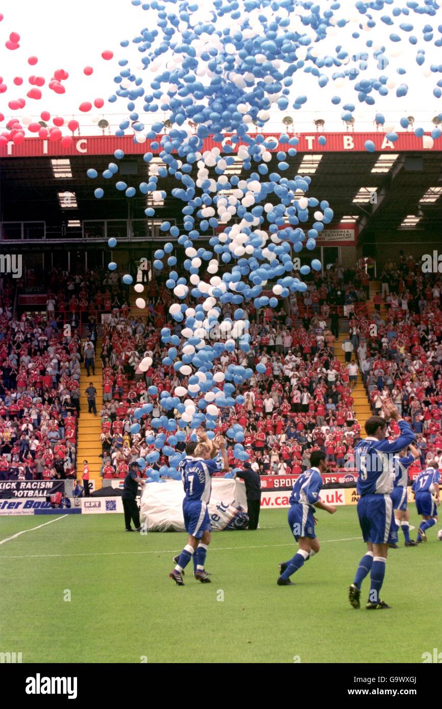 Balloons in the Everton colours are released for the start of the FA ...
