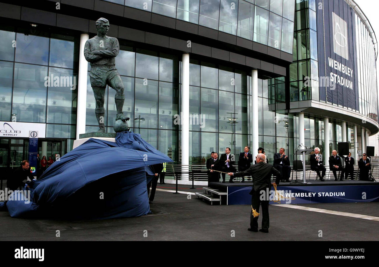 Bobby moore sculpture hi-res stock photography and images - Alamy