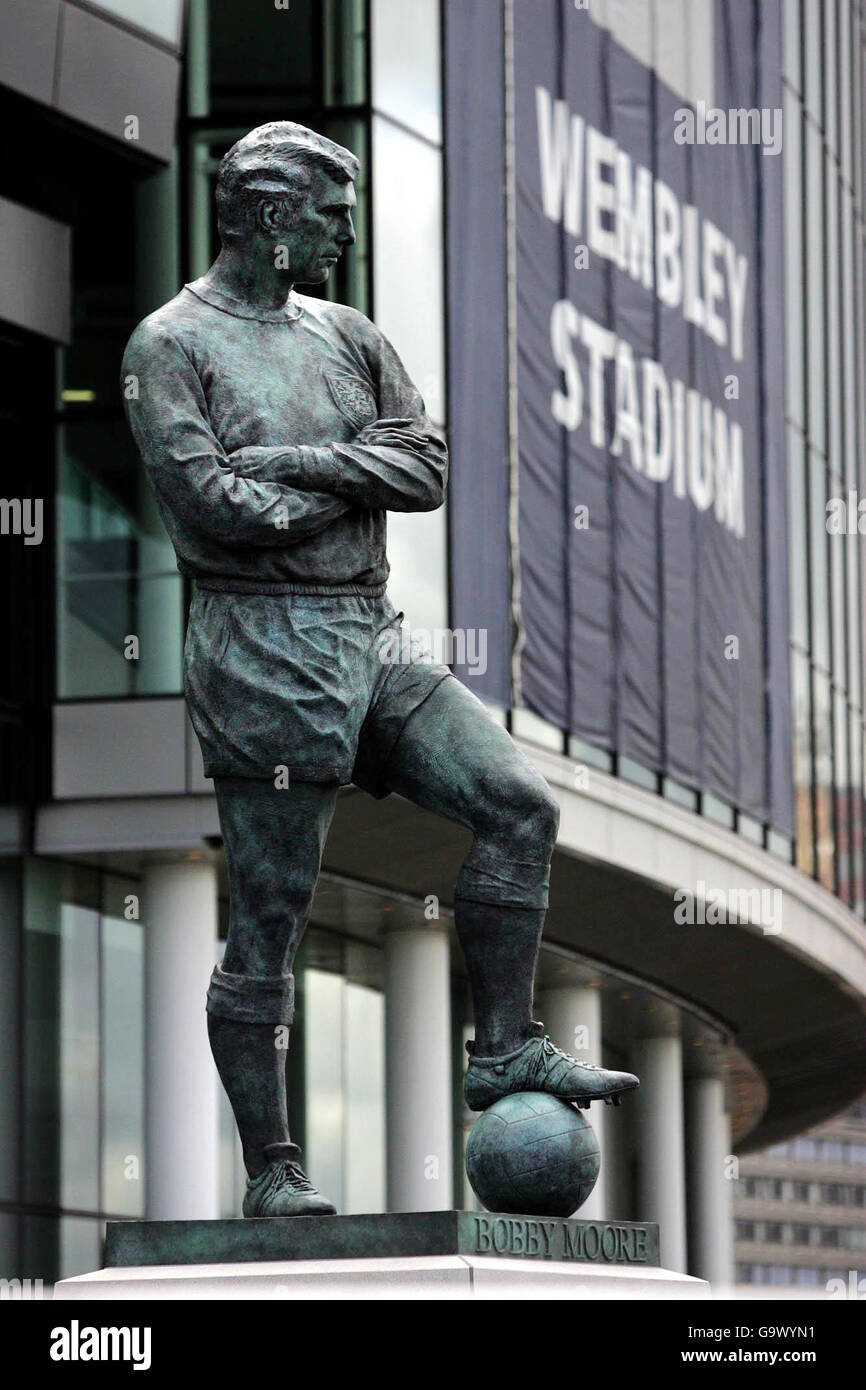 Bobby ball statue sculpture hi-res stock photography and images - Alamy