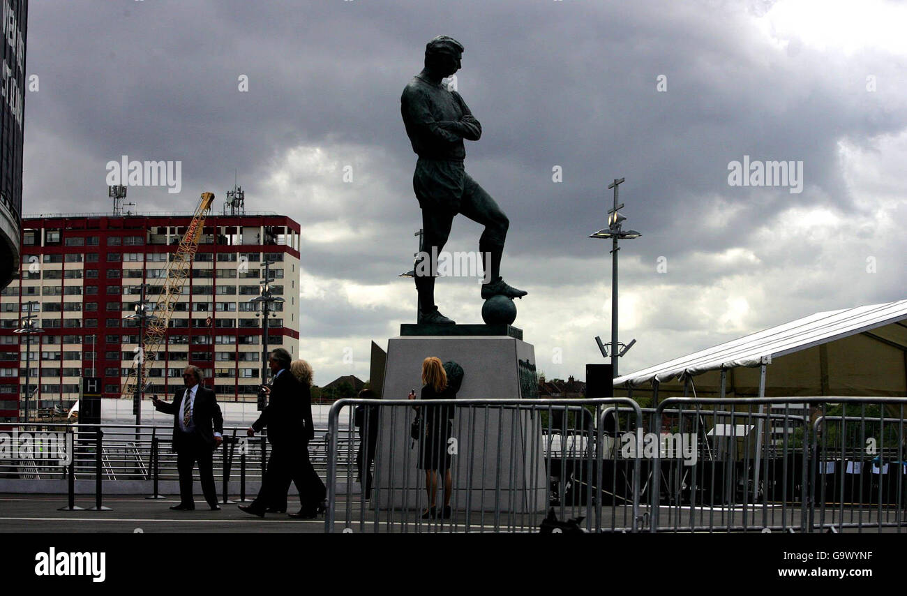 A statue of World Cup hero Bobby Moore at the new Wembley Stadium ...