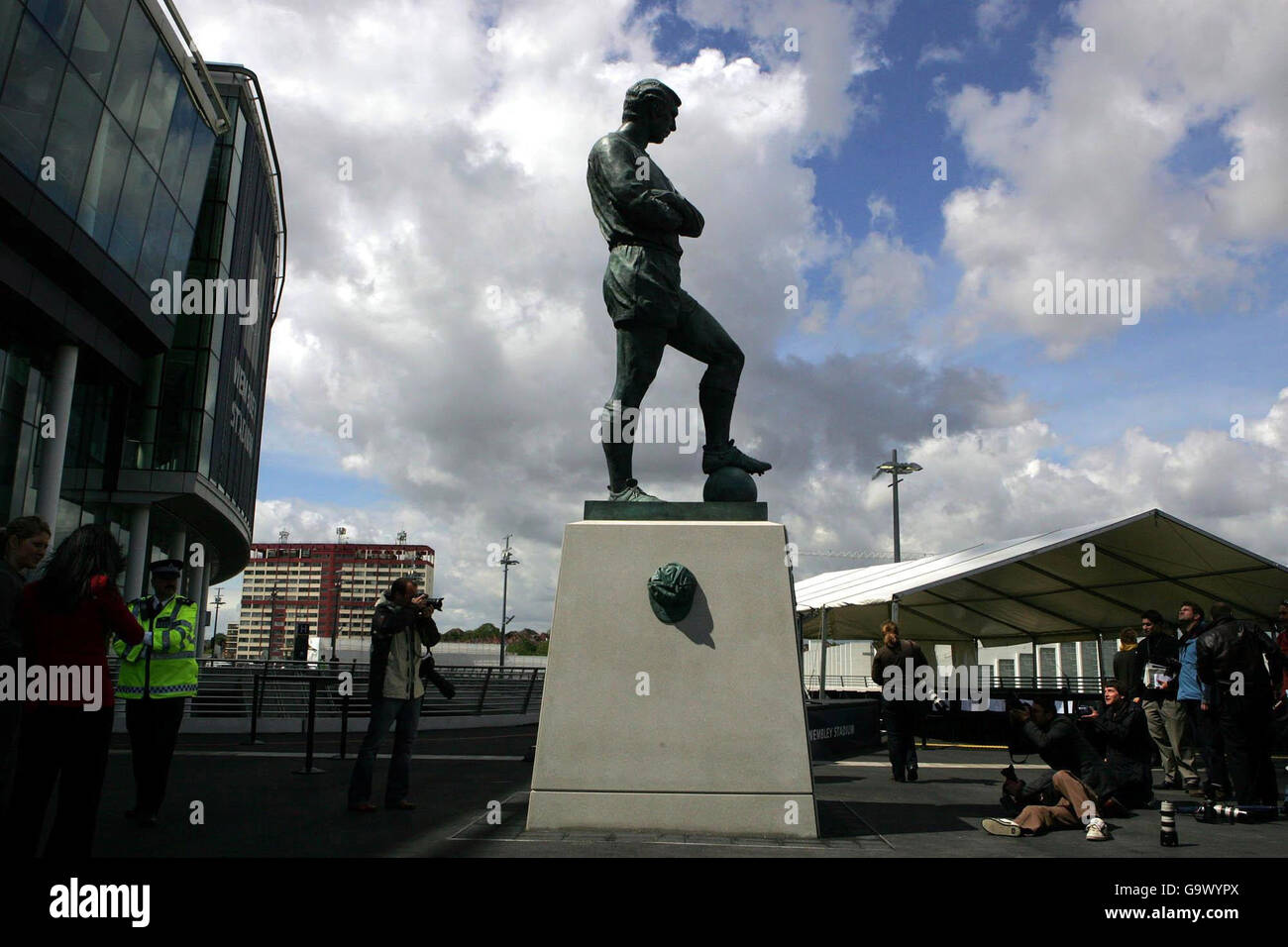 Unveiling of bobby moore statue at wembley hi-res stock photography and ...