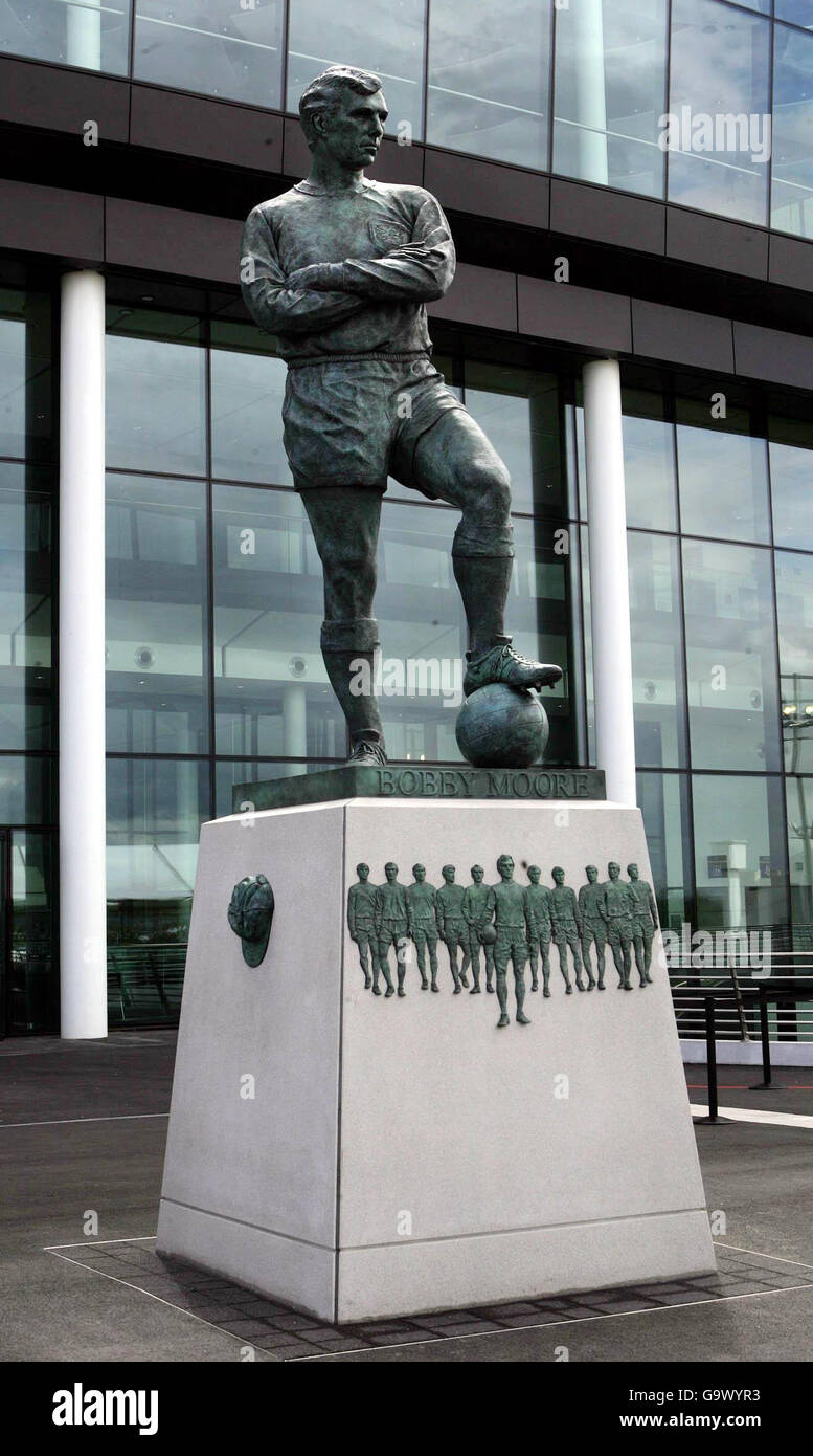 Bobby ball statue sculpture hi-res stock photography and images - Alamy