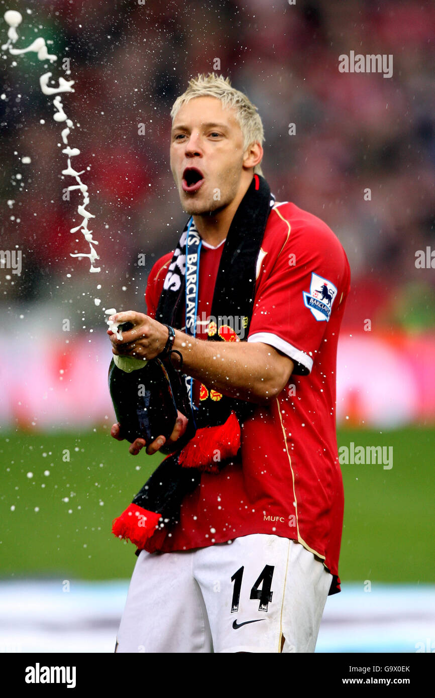 Manchester United's Alan Smith celebrates winning the English Premier ...