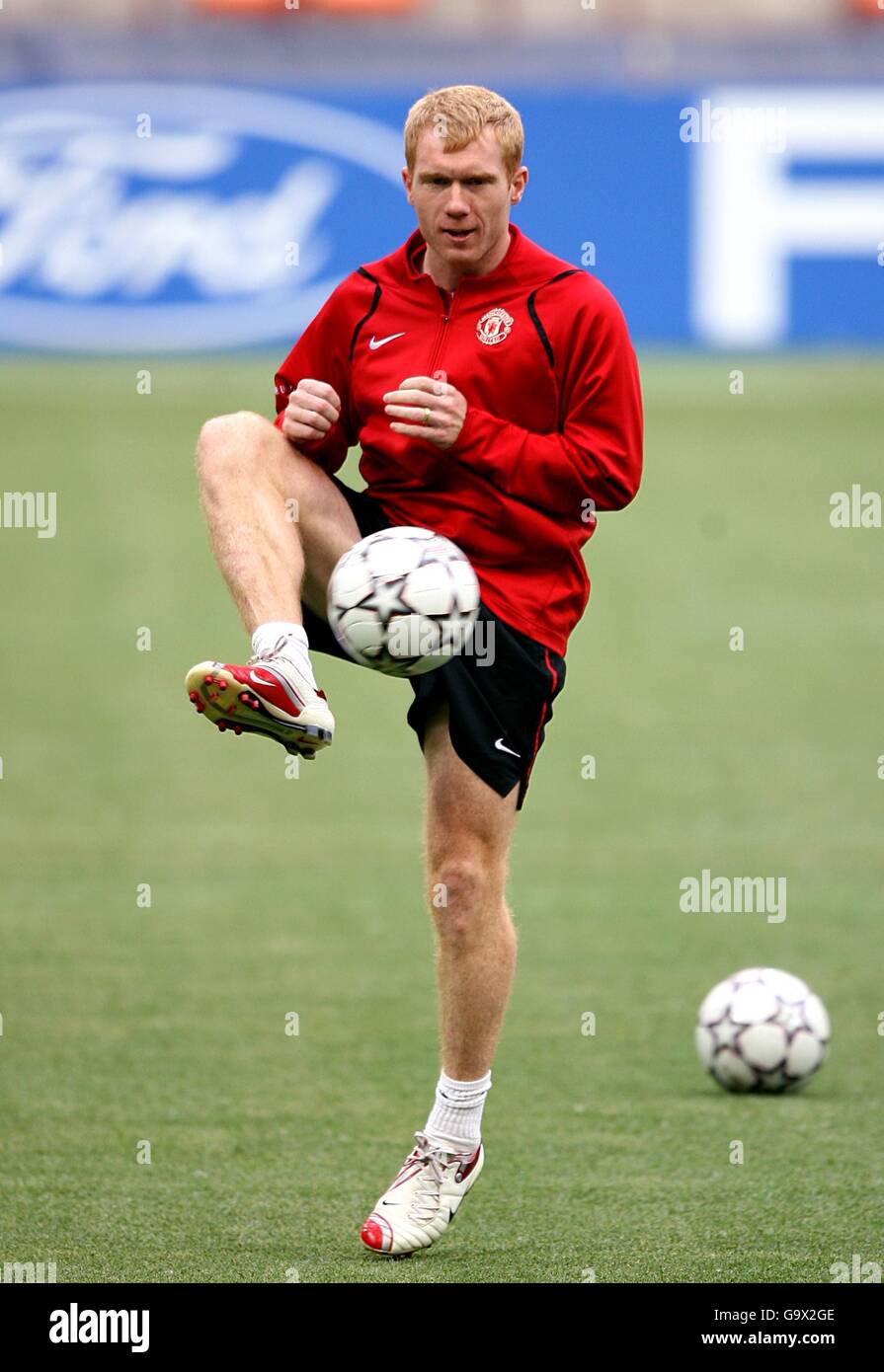 Manchester united during training hi-res stock photography and images ...