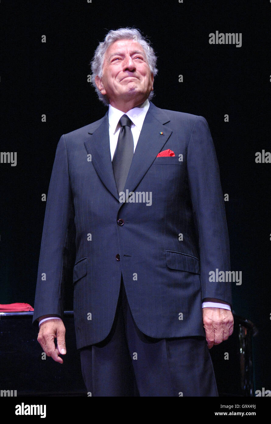 Tony bennett in concert hi-res stock photography and images - Alamy