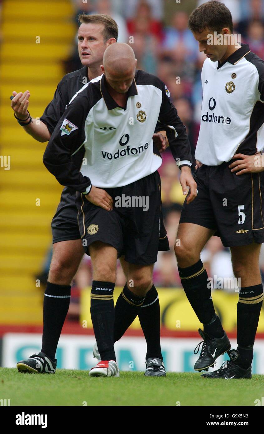 Graham barber premier league referee hi-res stock photography and ...
