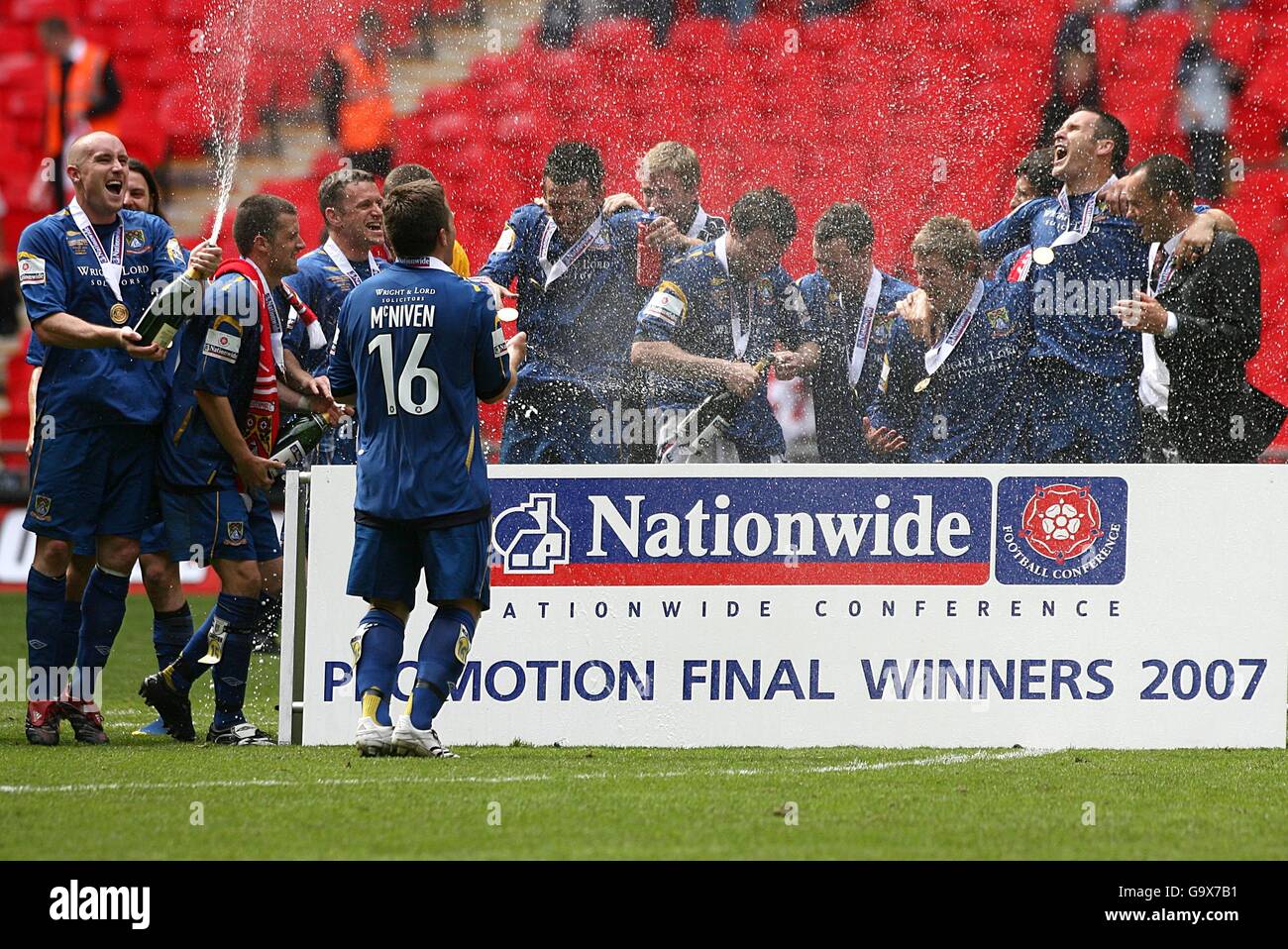 Morecambe play off final wembley hi-res stock photography and images ...