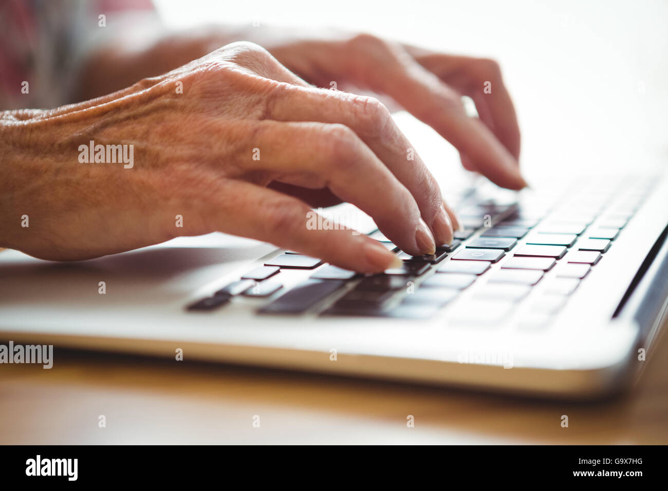 Laptop screen hands keyboard hi-res stock photography and images - Alamy