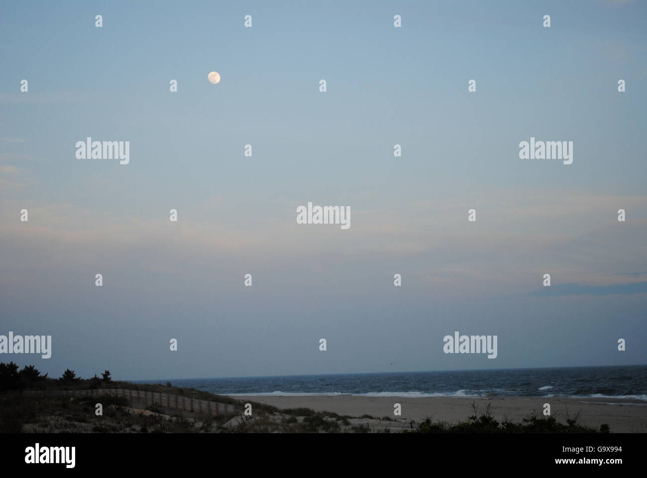 Moon over ocean waves hi-res stock photography and images - Alamy