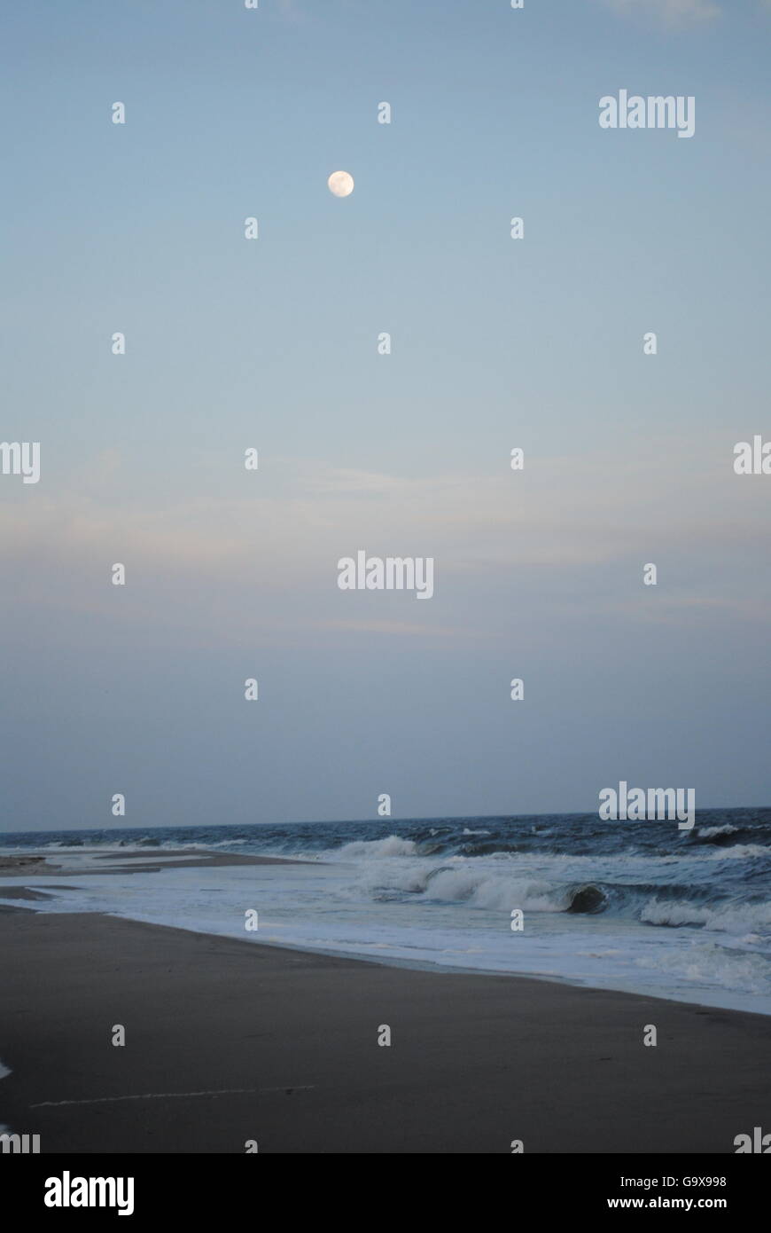 Moon over ocean hi-res stock photography and images - Alamy