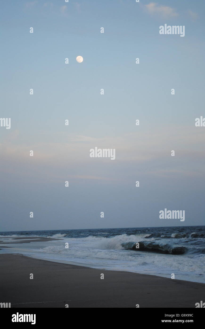 Moon ocean waves hi-res stock photography and images - Alamy