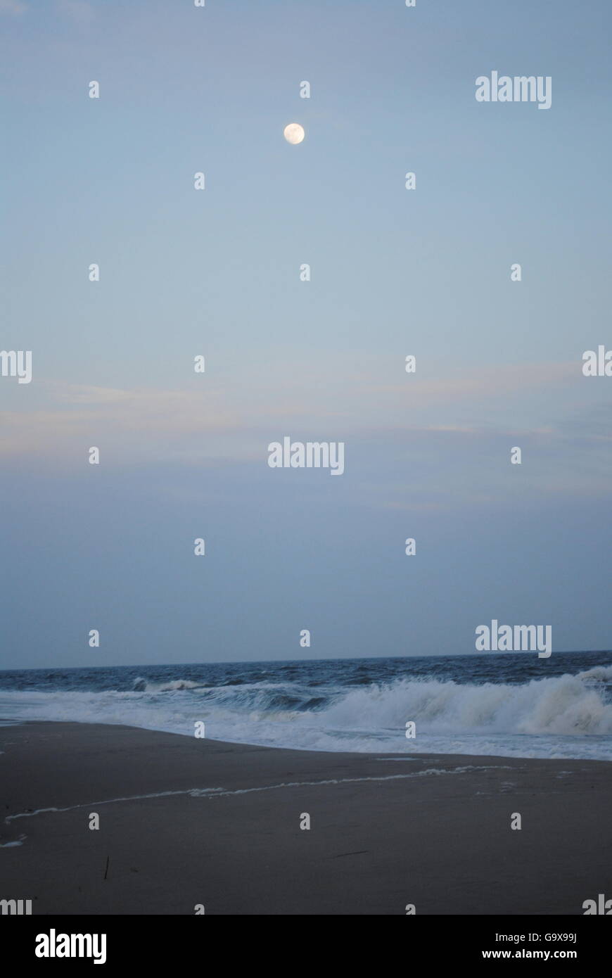 Moon ocean waves hi-res stock photography and images - Alamy