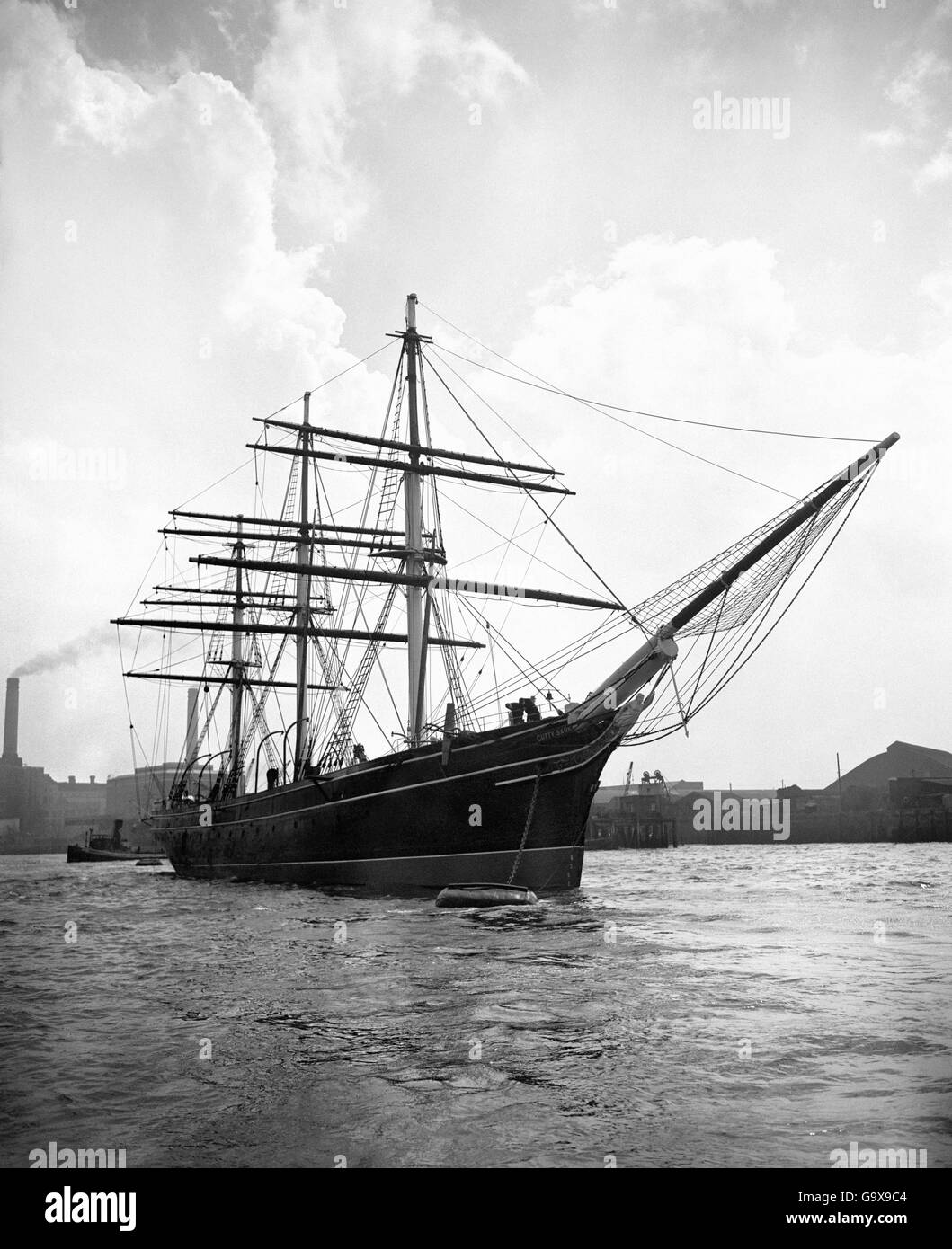 She flaunts no sails, but the beauty of the speedy old tea clipper ...