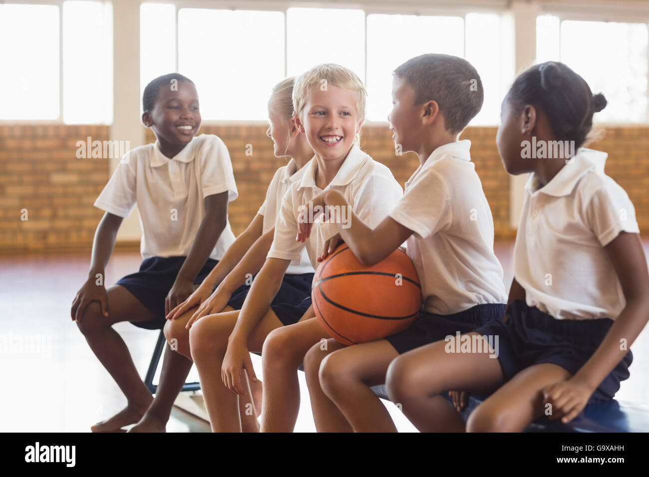 Primary school students sitting floor hi-res stock photography and ...