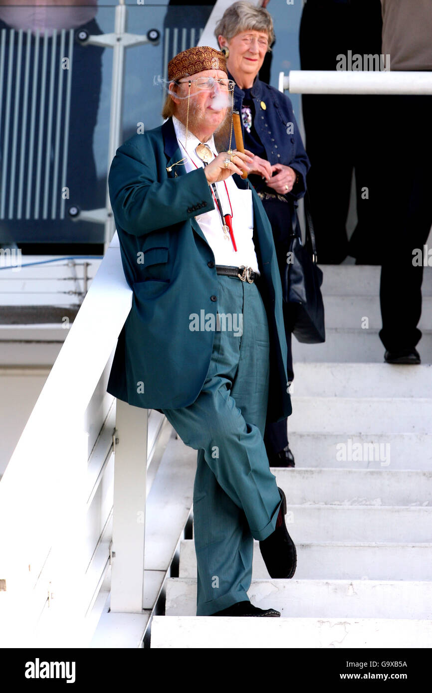 Horse racing pundit john mccririck hi-res stock photography and images ...