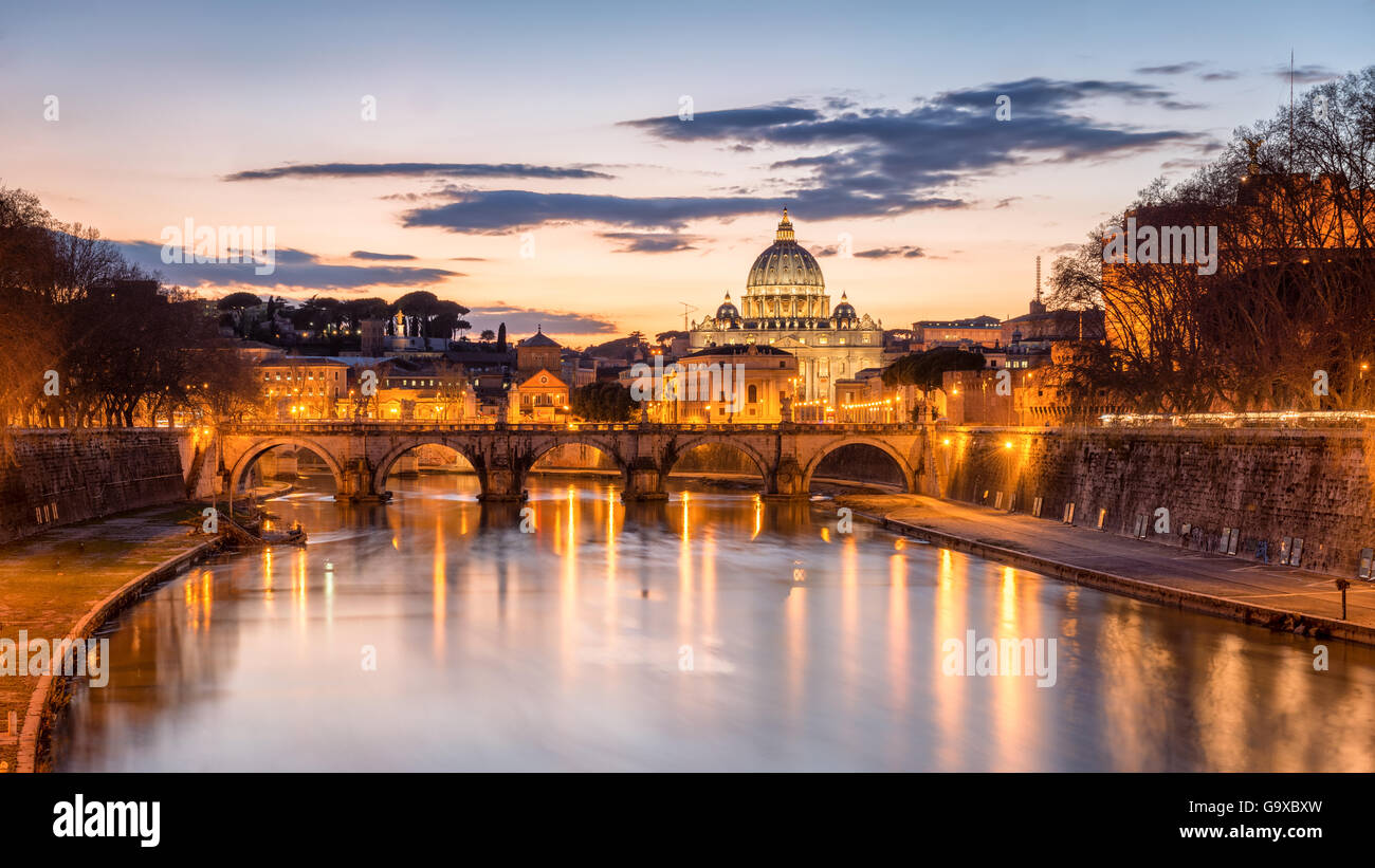 Night view vatican city hi-res stock photography and images - Alamy
