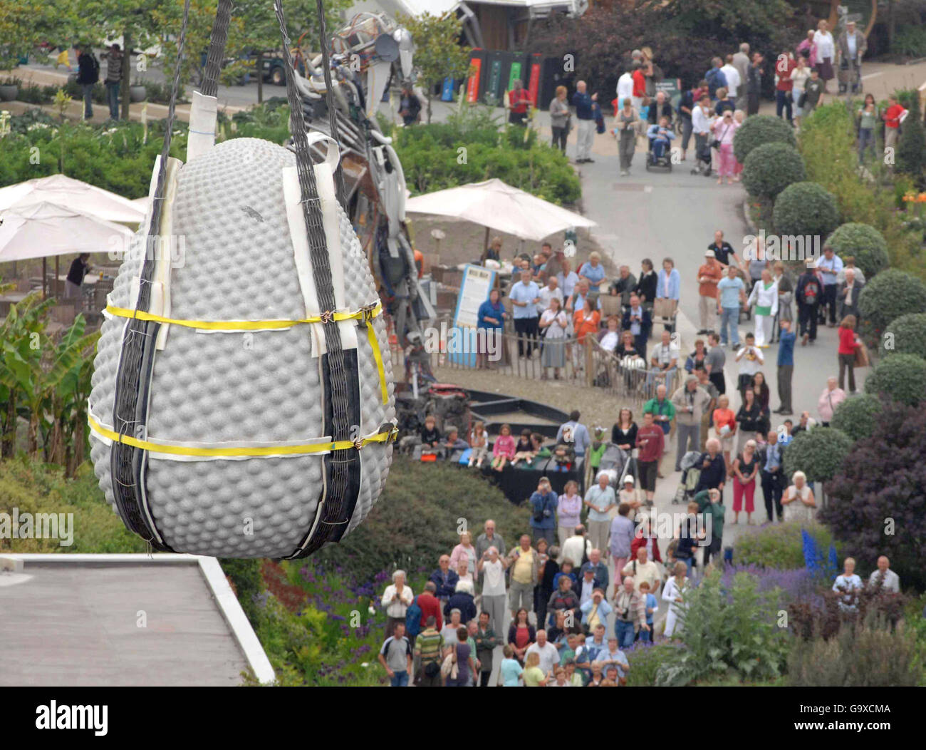 The world's heaviest "seed" is lowered into position at the Eden ...