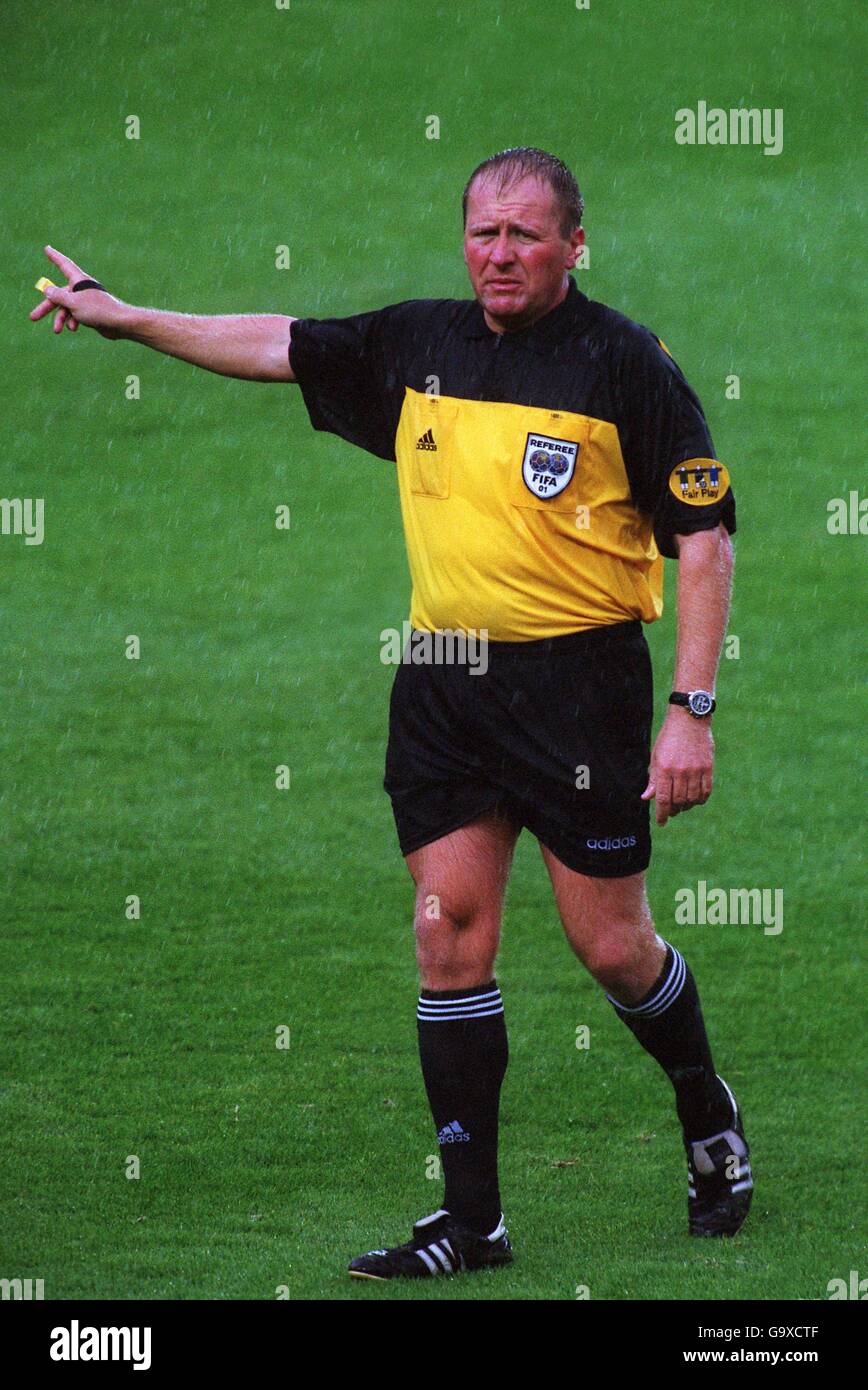 Football referee steve dunn hi-res stock photography and images - Alamy