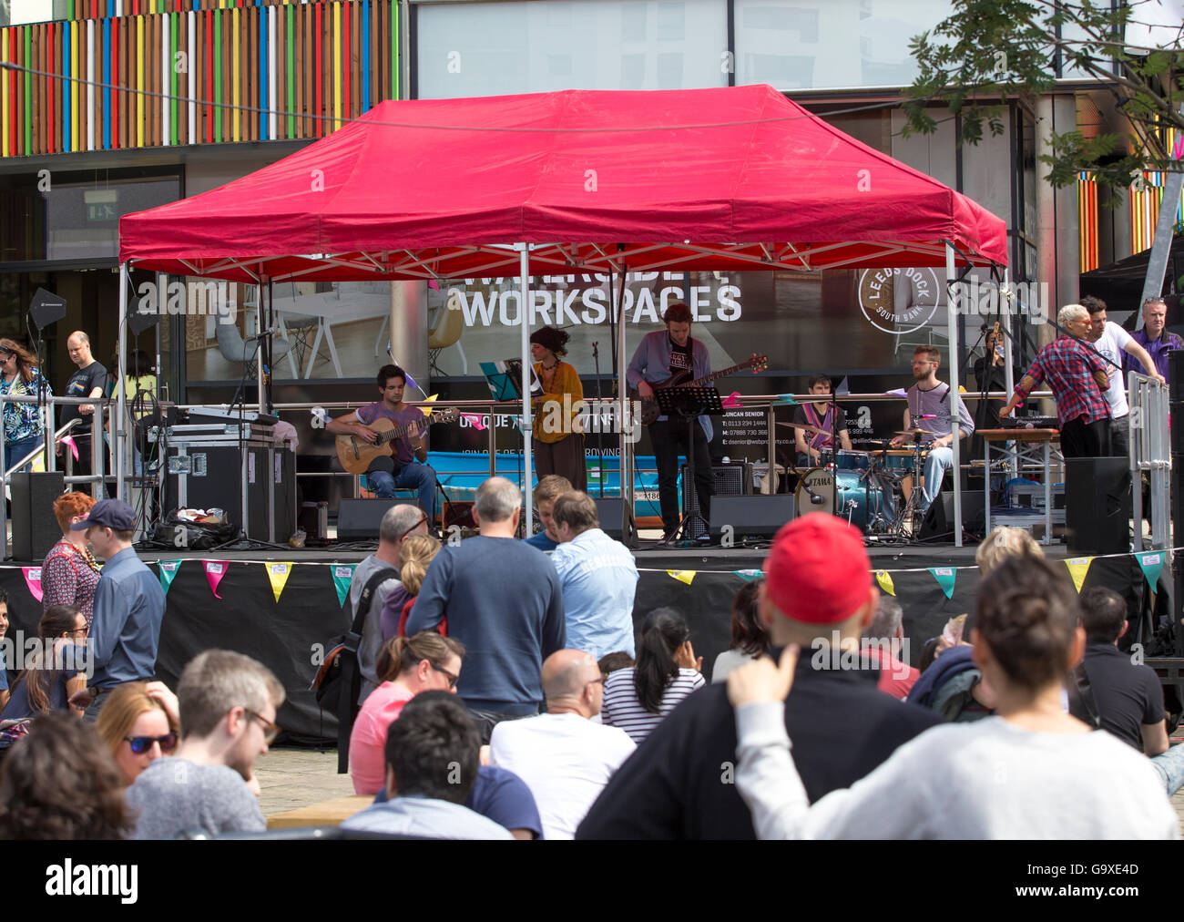 Leeds Waterfront Festival. Band performing at Leeds Dock Stock Photo ...